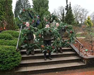 RHS wreaths and garlands decorate Westminster Abbey / RHS
